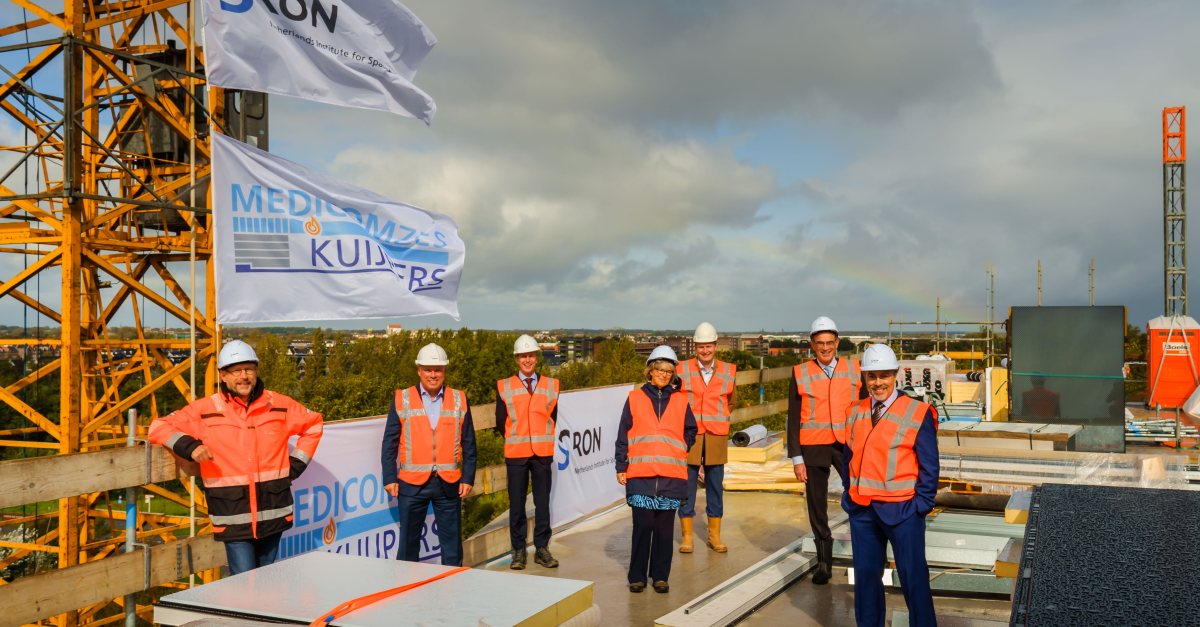 Nieuwbouw SRON in Leiden bereikt hoogste punt | Visser & Smit Bouw